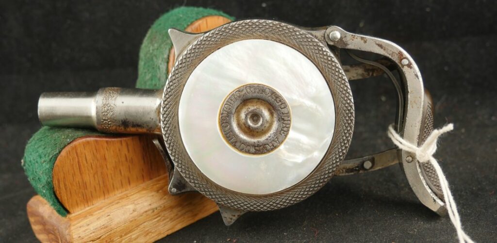 079-0824-9070, Chicago Palm Pistol in .32 RF with original pearl scales ...